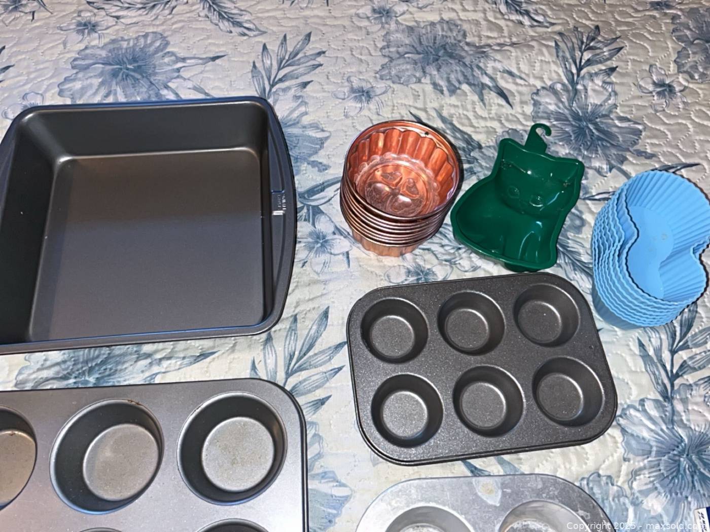 Cupcake bakeware and decorating lot | Maxsold