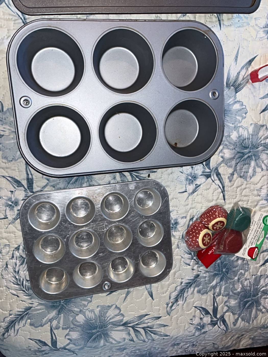 Muffin tins, baking sheet, terracotta cookie molds | Maxsold