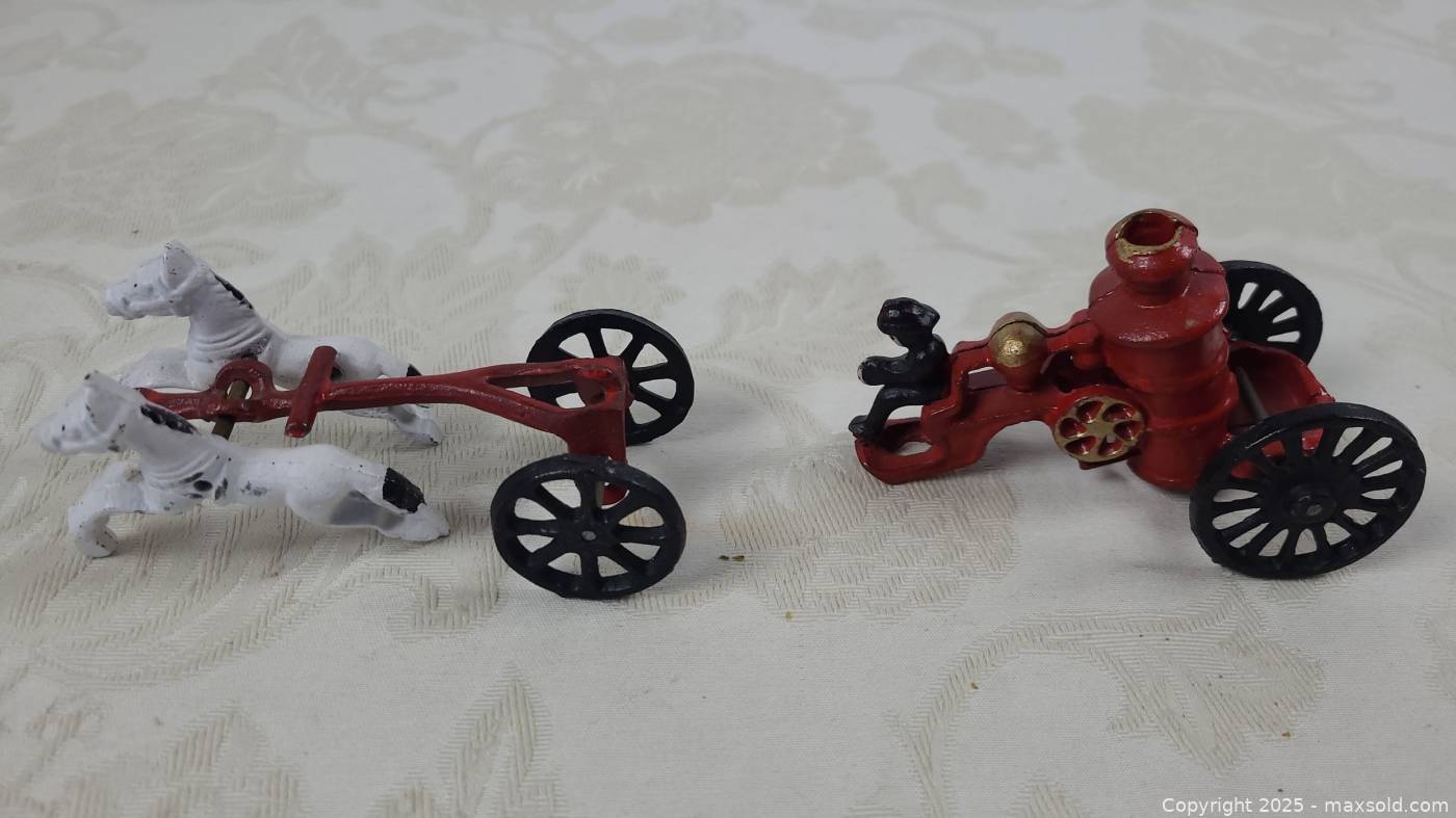 Cast iron horse-drawn fire pumper toy | Maxsold