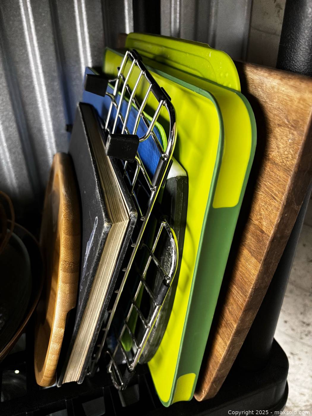 Cutting boards, cooling rack & kitchen tools | Maxsold