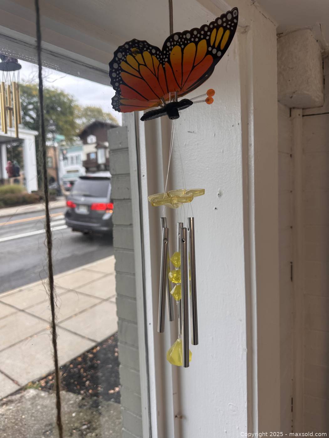 Pressed flower suncatcher & butterfly wind chime | Maxsold