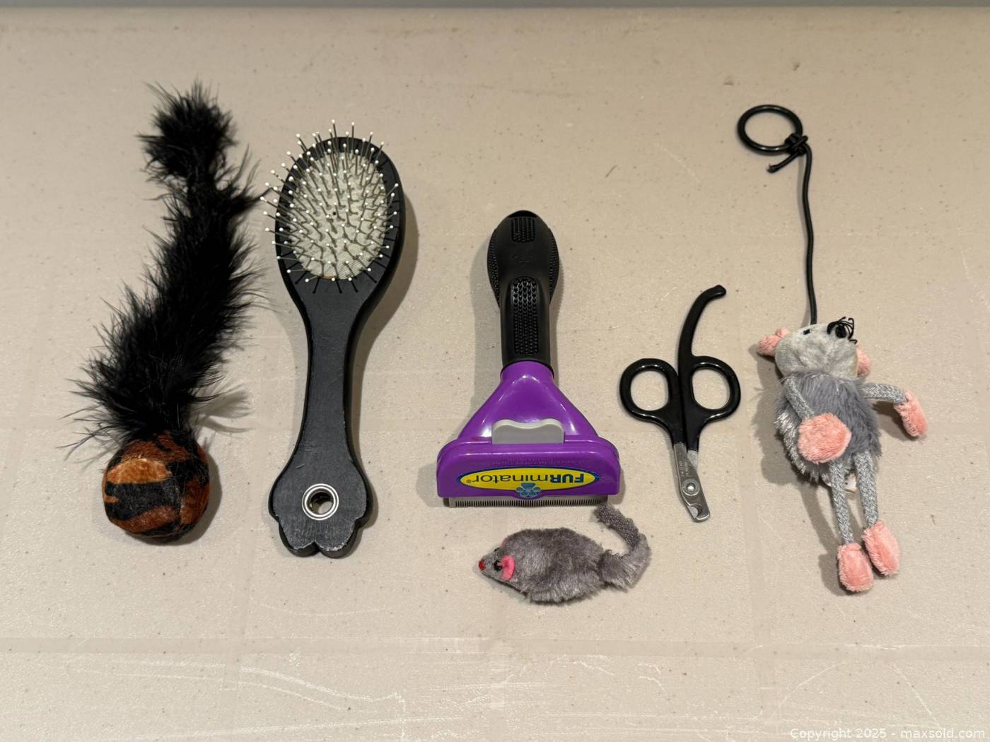 Cat grooming tools with toys | Maxsold