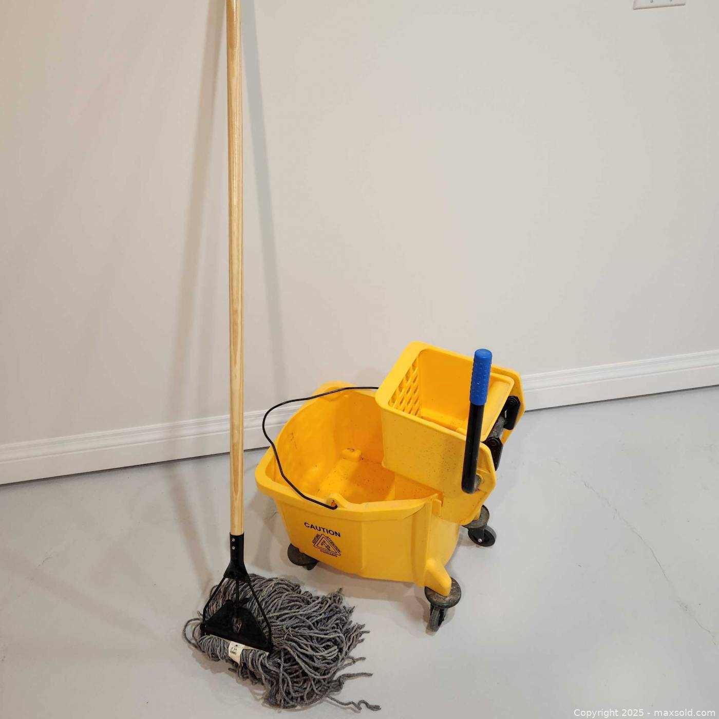 Mop bucket with wringer and string mop | Maxsold