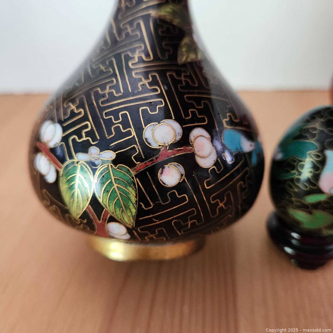 Three small cloisonne vases and egg | Maxsold