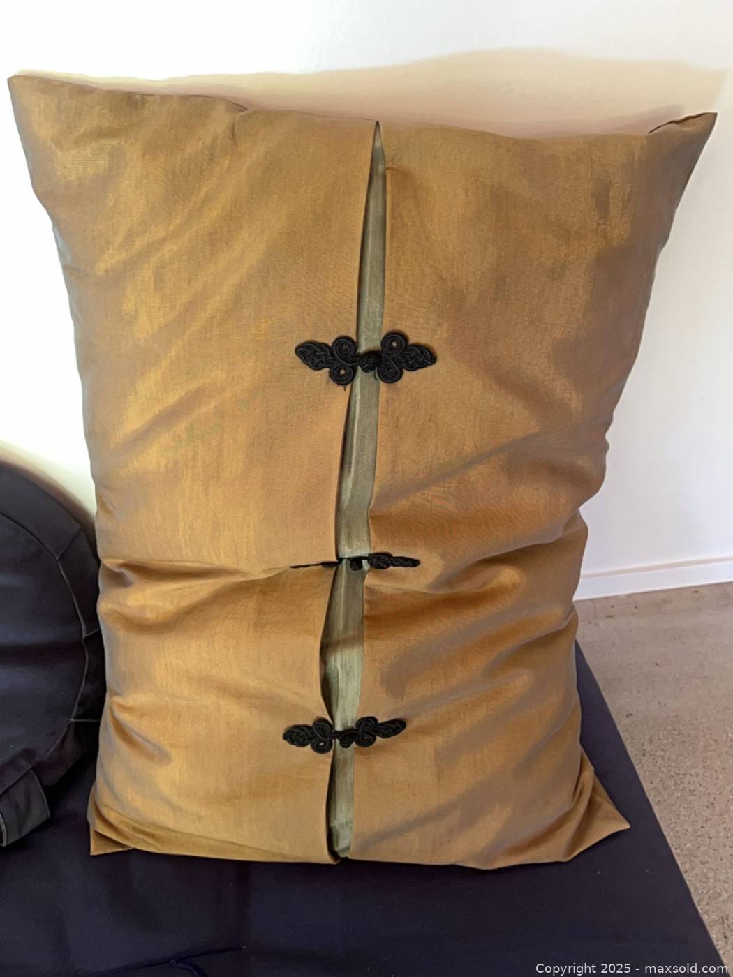 Meditation cushion set with zabuton, zafu, back pillow | Maxsold