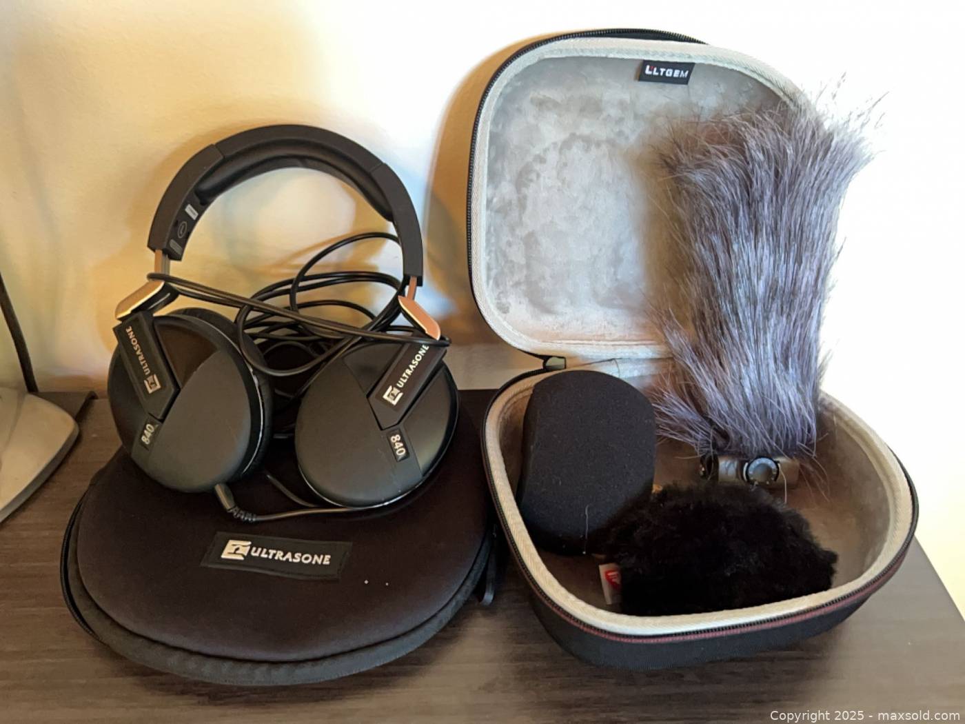 Ultrasone headphones, Zoom boom mic, 3 windshields | Maxsold