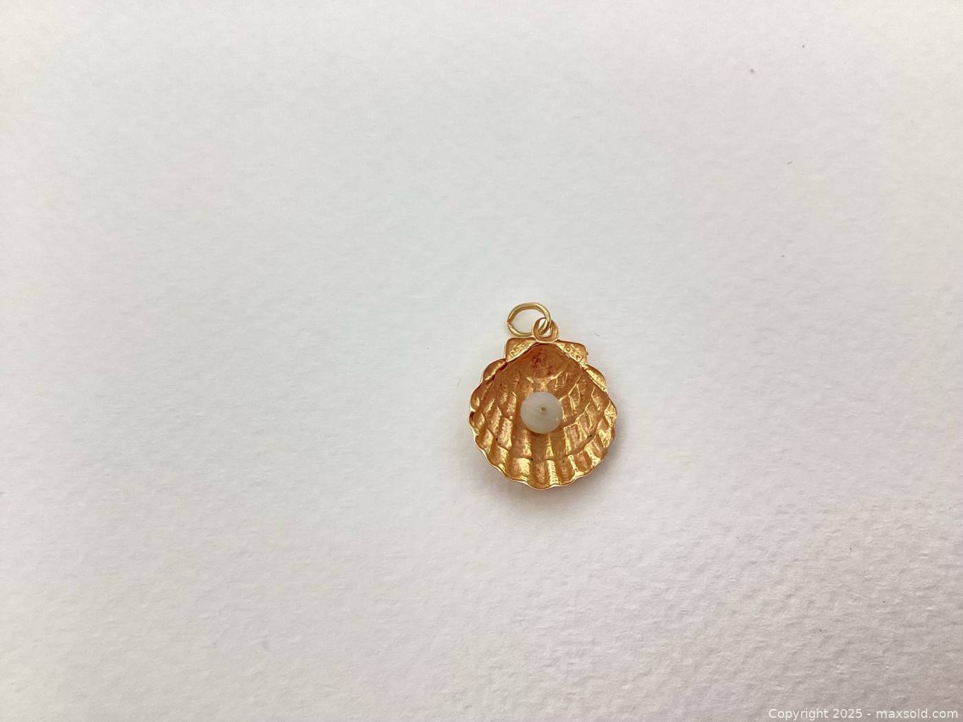 18K Yellow Gold Seashell Pendant Charm | Maxsold