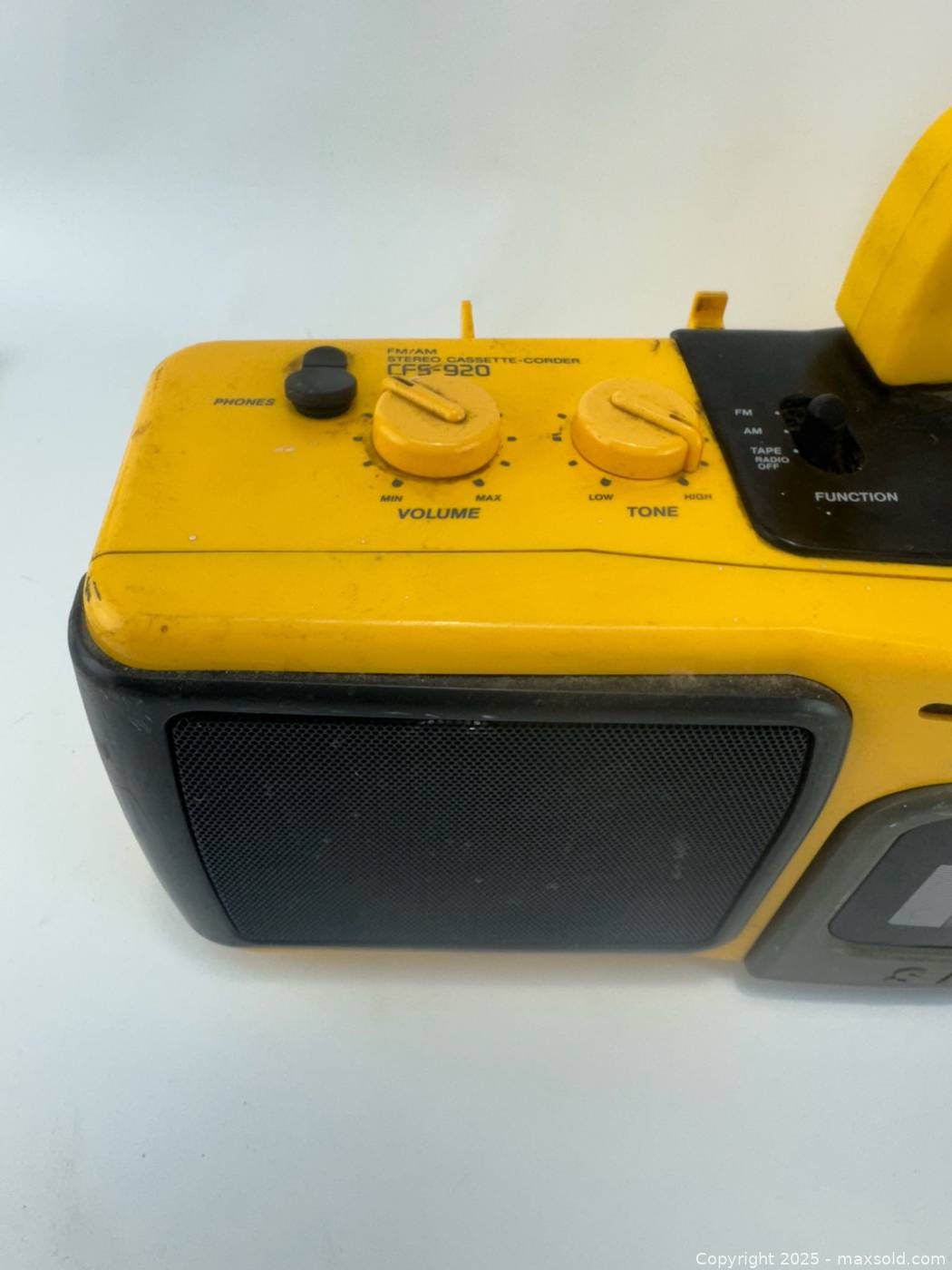 Sony yellow portable cassette AM/FM boombox | Maxsold
