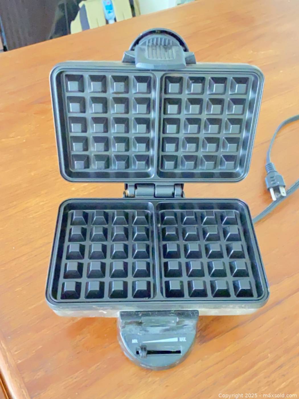 Proctor Silex Waffle Maker and Oster Sandwich Grill | Maxsold