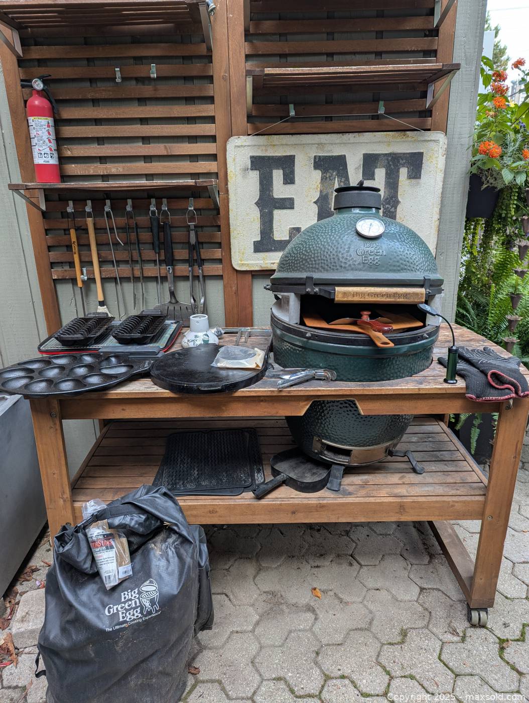 Big Green Egg Large BBQ, Acacia Table, Accessories | Maxsold