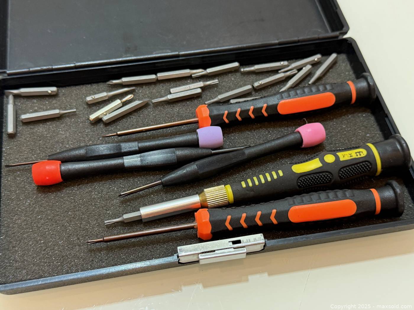Compact precision screwdriver and bit set with carrying case | Maxsold