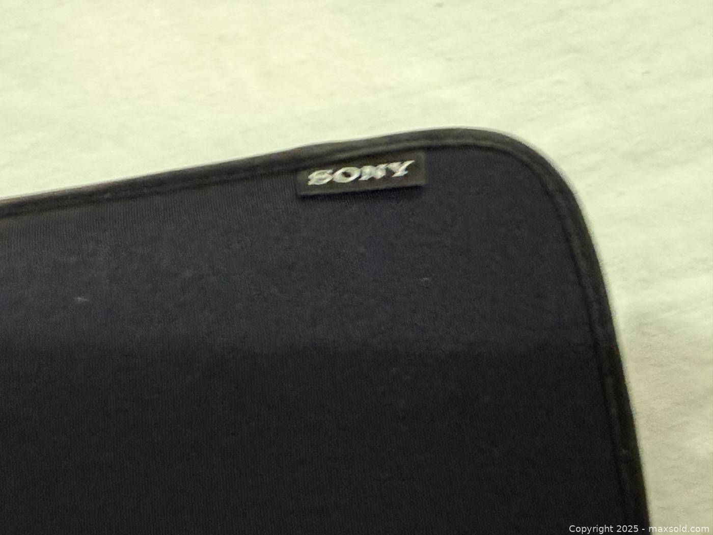 Sony PRS-300 Pocket Edition E-Reader with Case | Maxsold