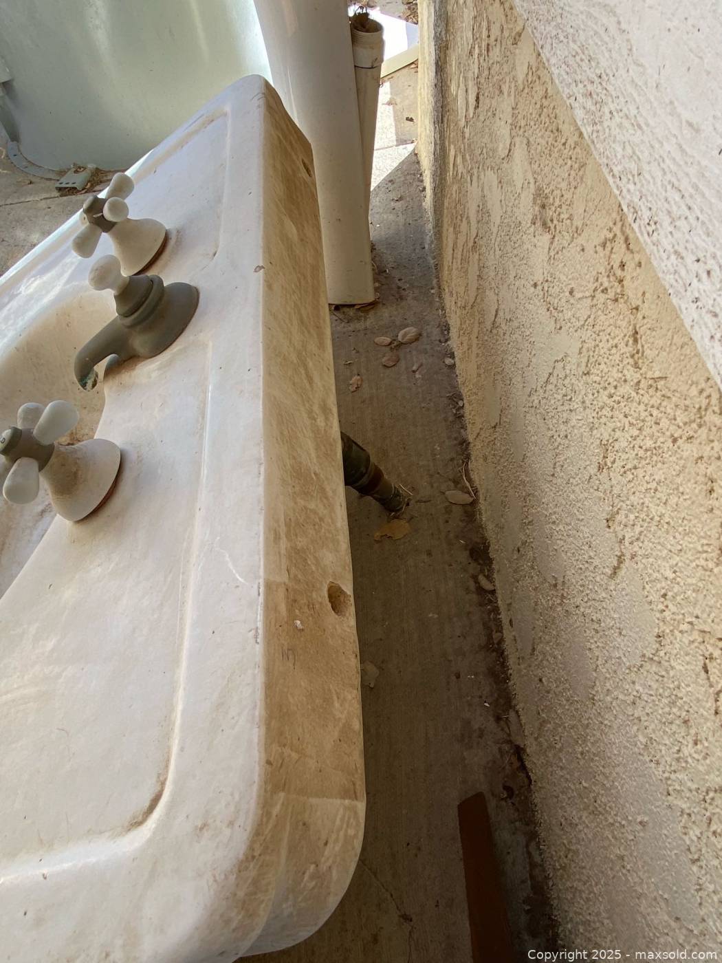 1920s J.L. Mott Porcelain Pedestal Sink | Maxsold