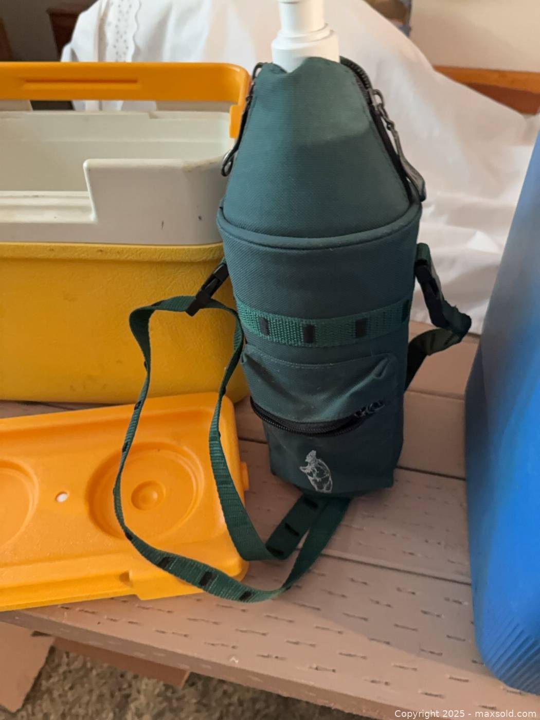 Igloo, Coleman, Arctic Zone coolers and jugs | Maxsold