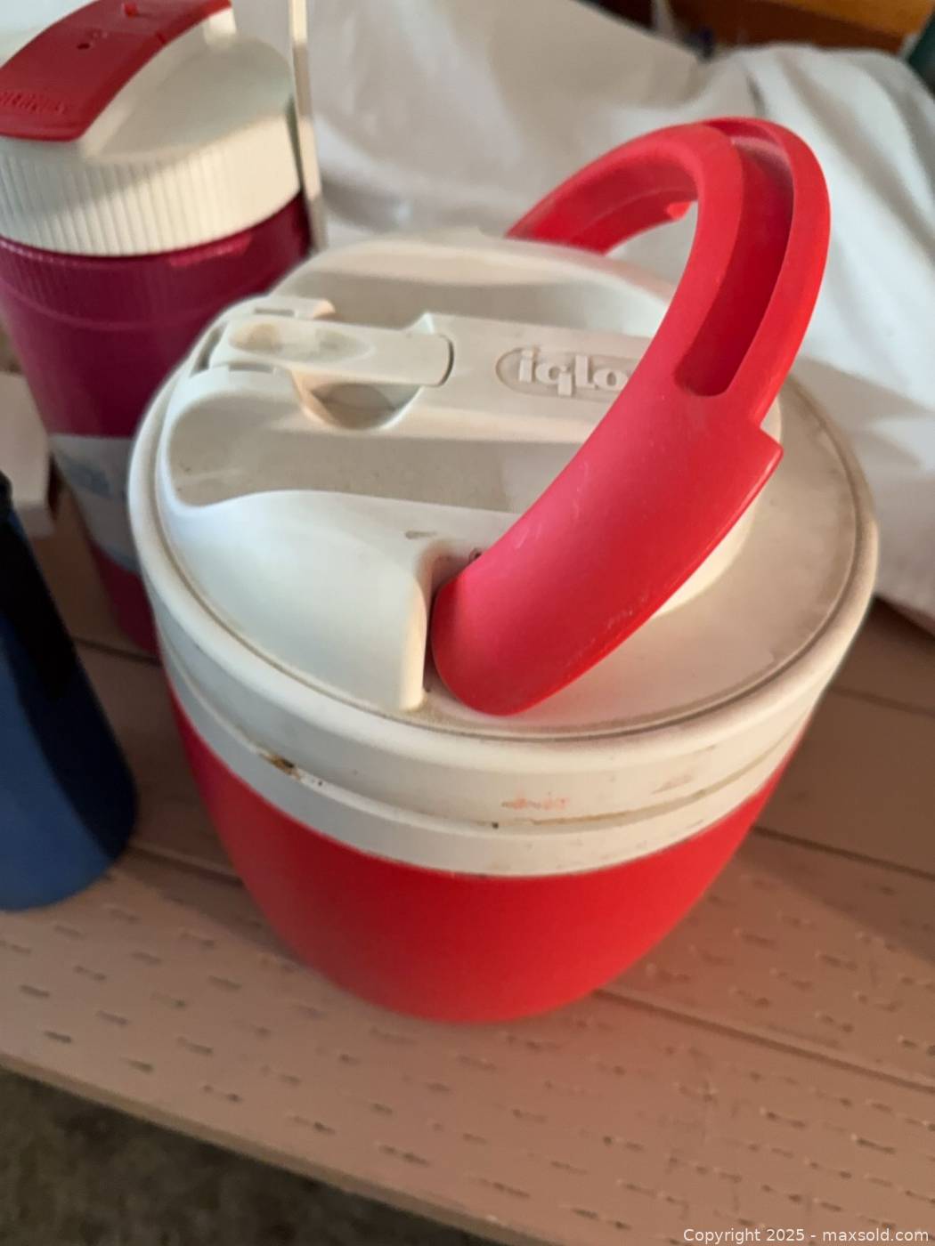 Igloo, Coleman, Arctic Zone coolers and jugs | Maxsold