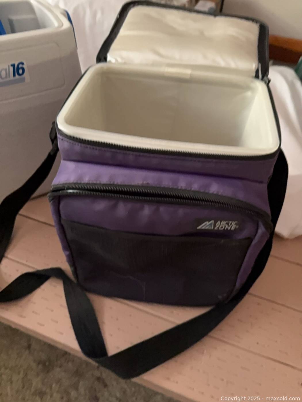 Igloo, Coleman, Arctic Zone coolers and jugs | Maxsold