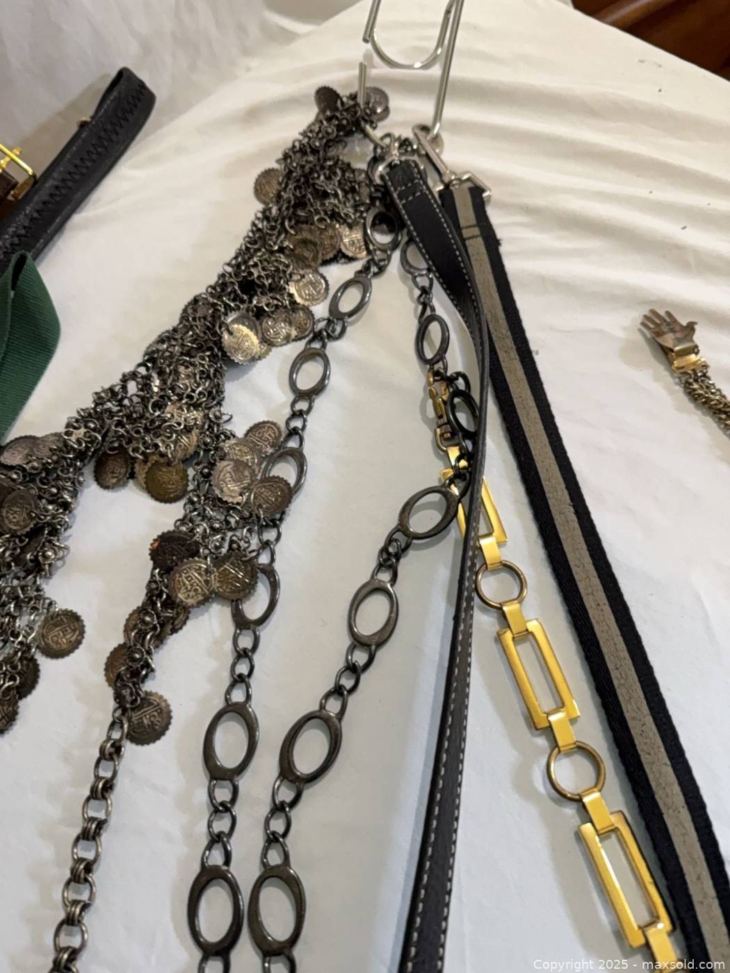 Assorted belts, wall brackets, Uniek metal rings | Maxsold