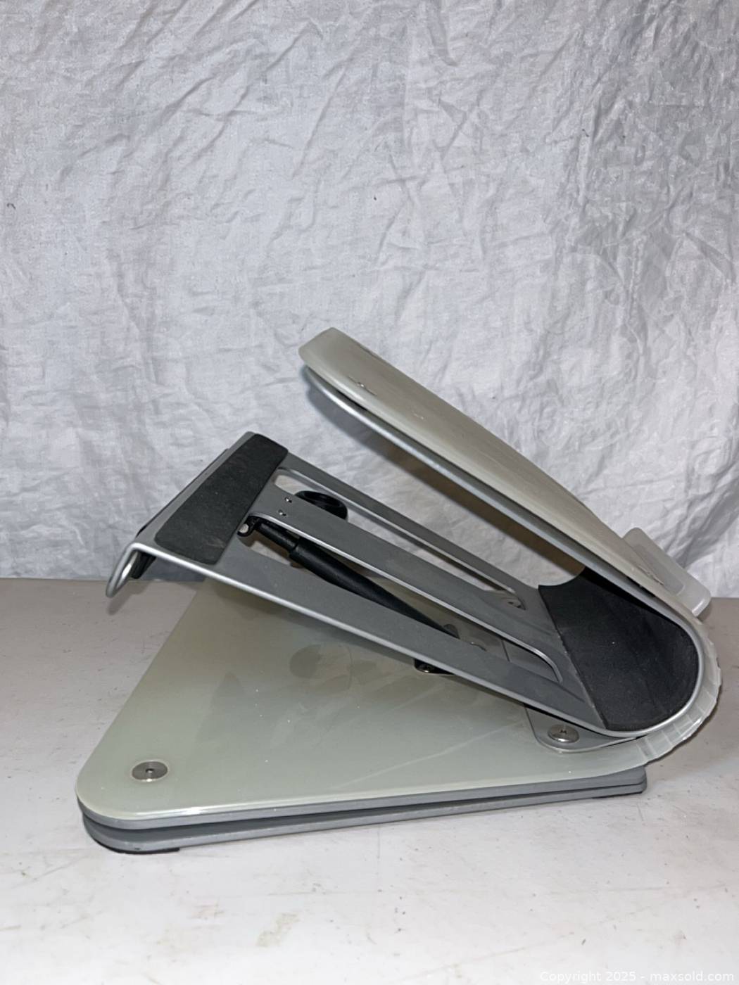 Humanscale laptop holder and Argus 693 slide viewer | Maxsold
