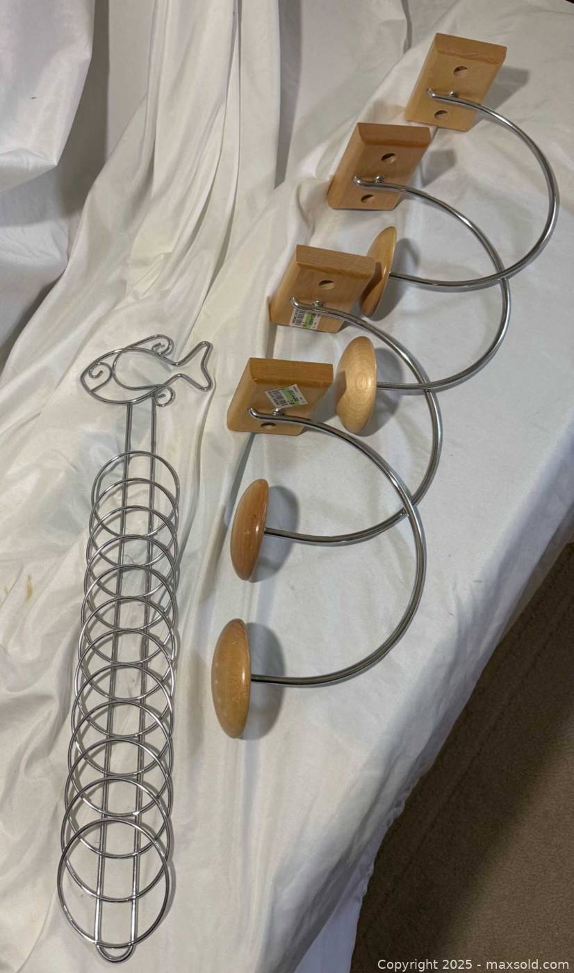 Assorted metal wire stands and racks | Maxsold