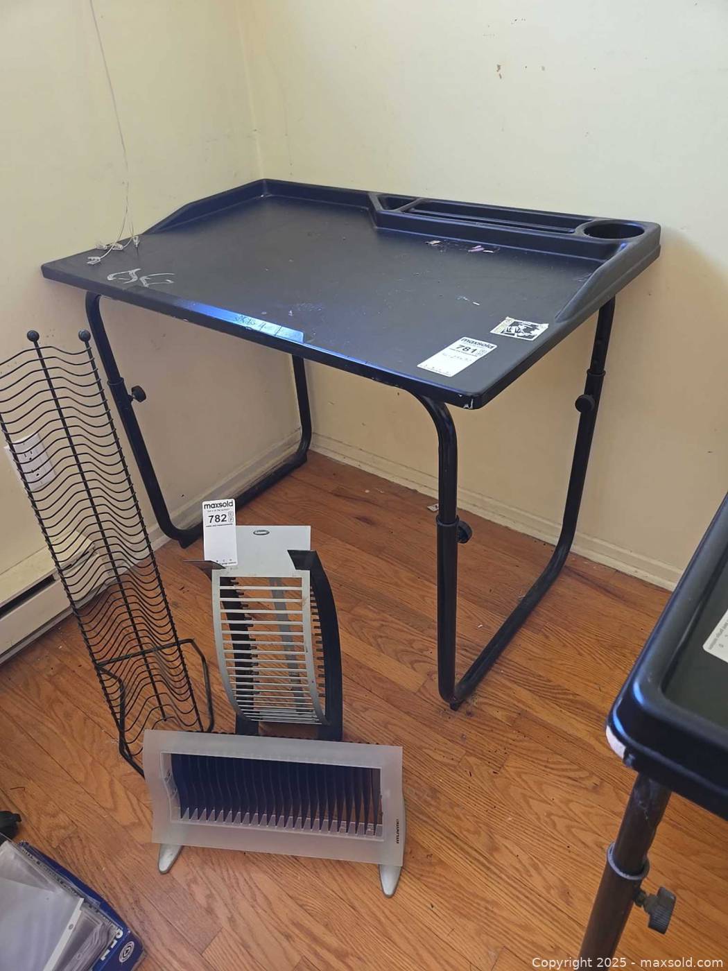 Adjustable plastic-top craft table | Maxsold