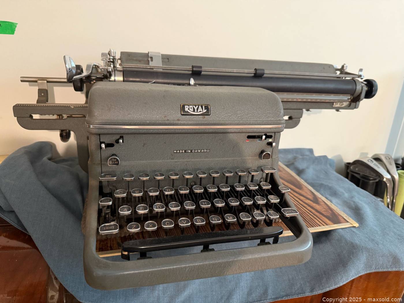 Royal manual wide-carriage desktop typewriter | Maxsold