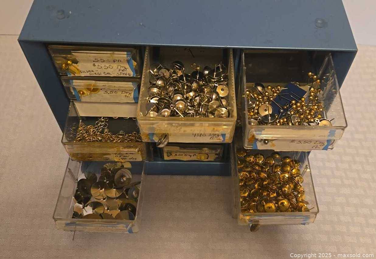 Jewellery making findings, beads, wire and storage organizers | Maxsold