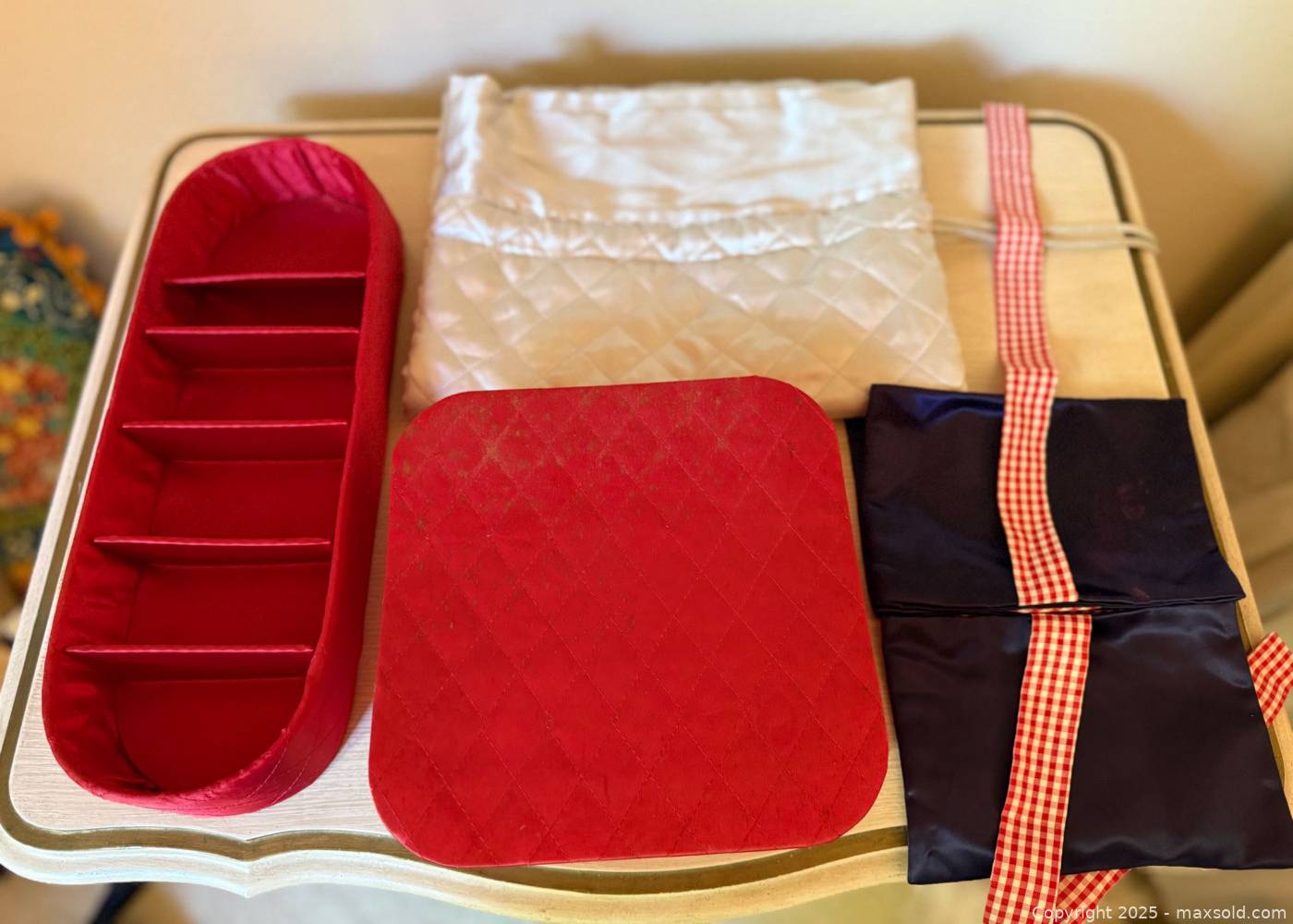 Vintage quilted satin hosiery-glove storage set | Maxsold