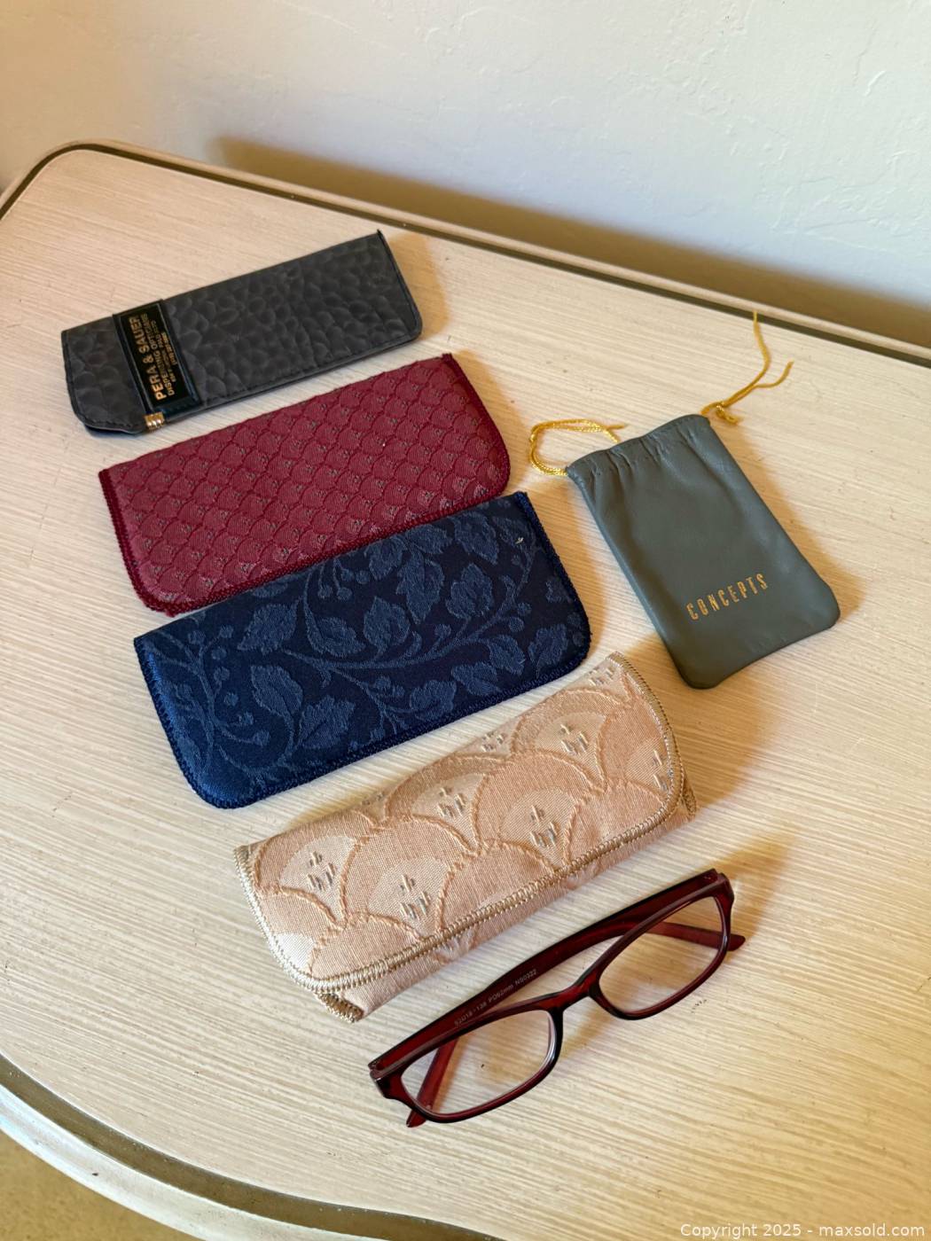 Reading glasses with five cases | Maxsold