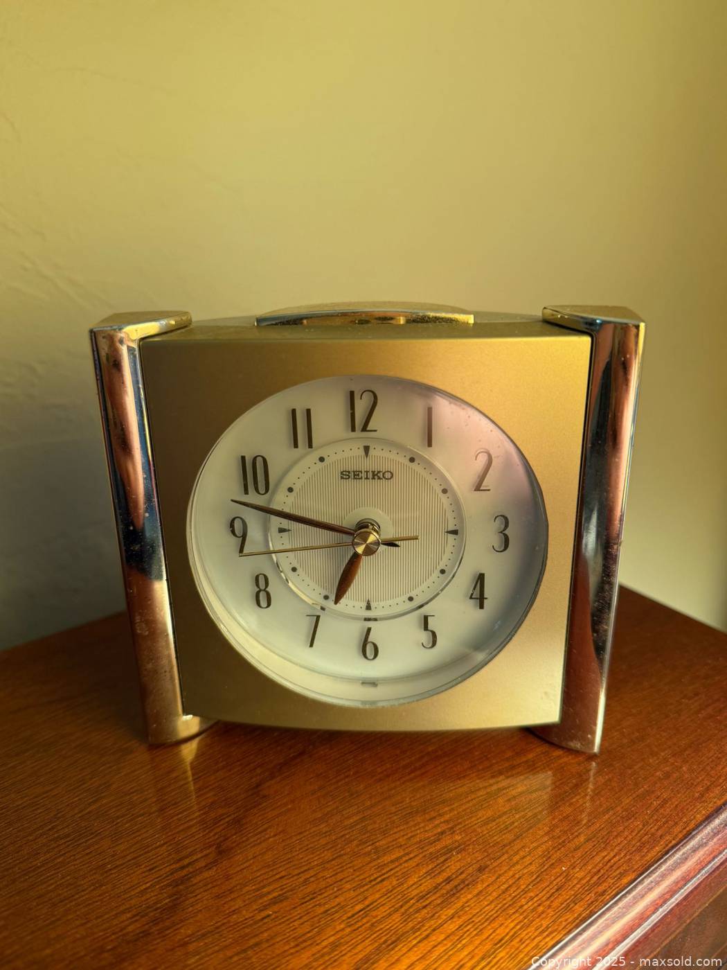 Vintage Seiko desk alarm clock | Maxsold