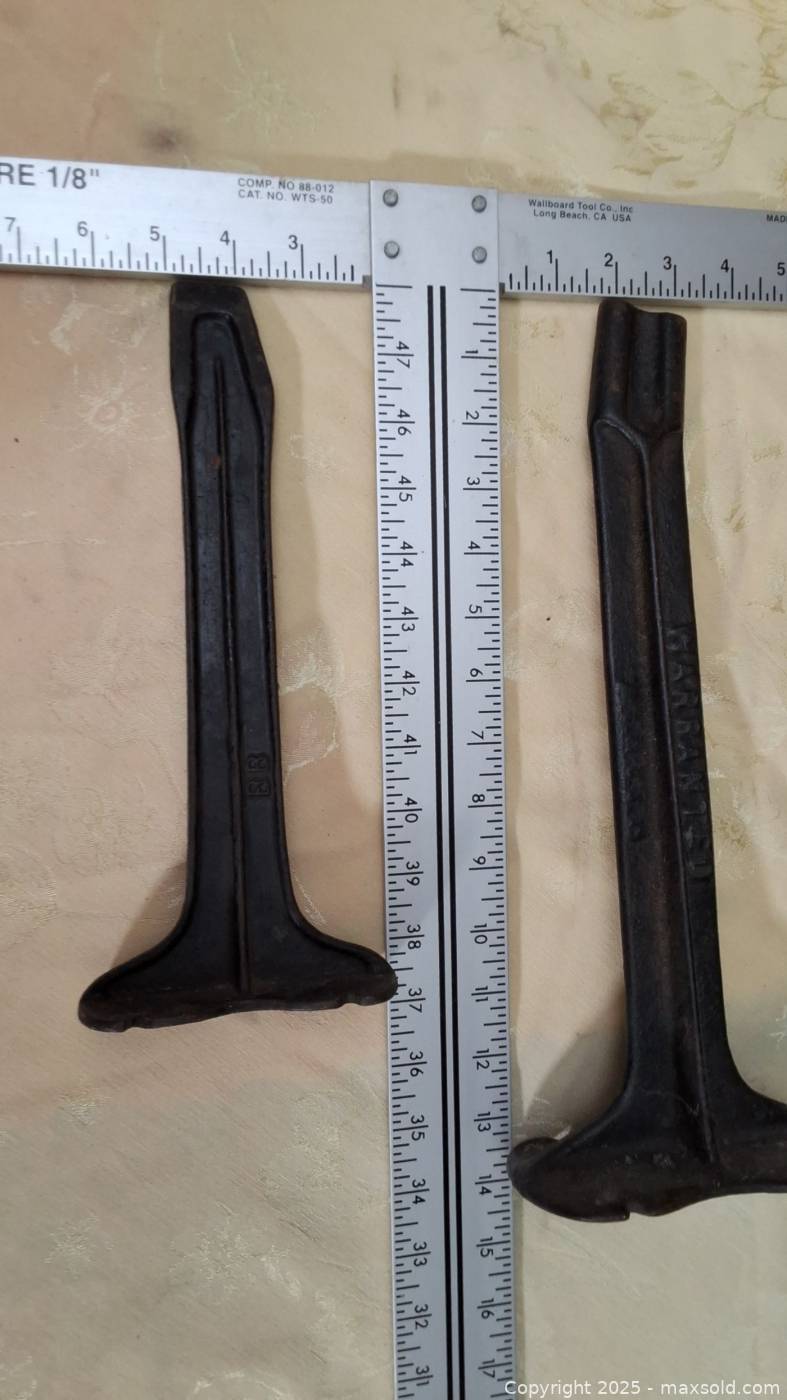 Cast iron cobbler shoe stands and forms | Maxsold