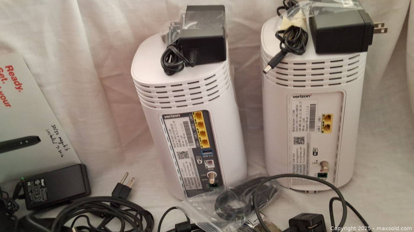 Verizon routers and assorted cables | Maxsold