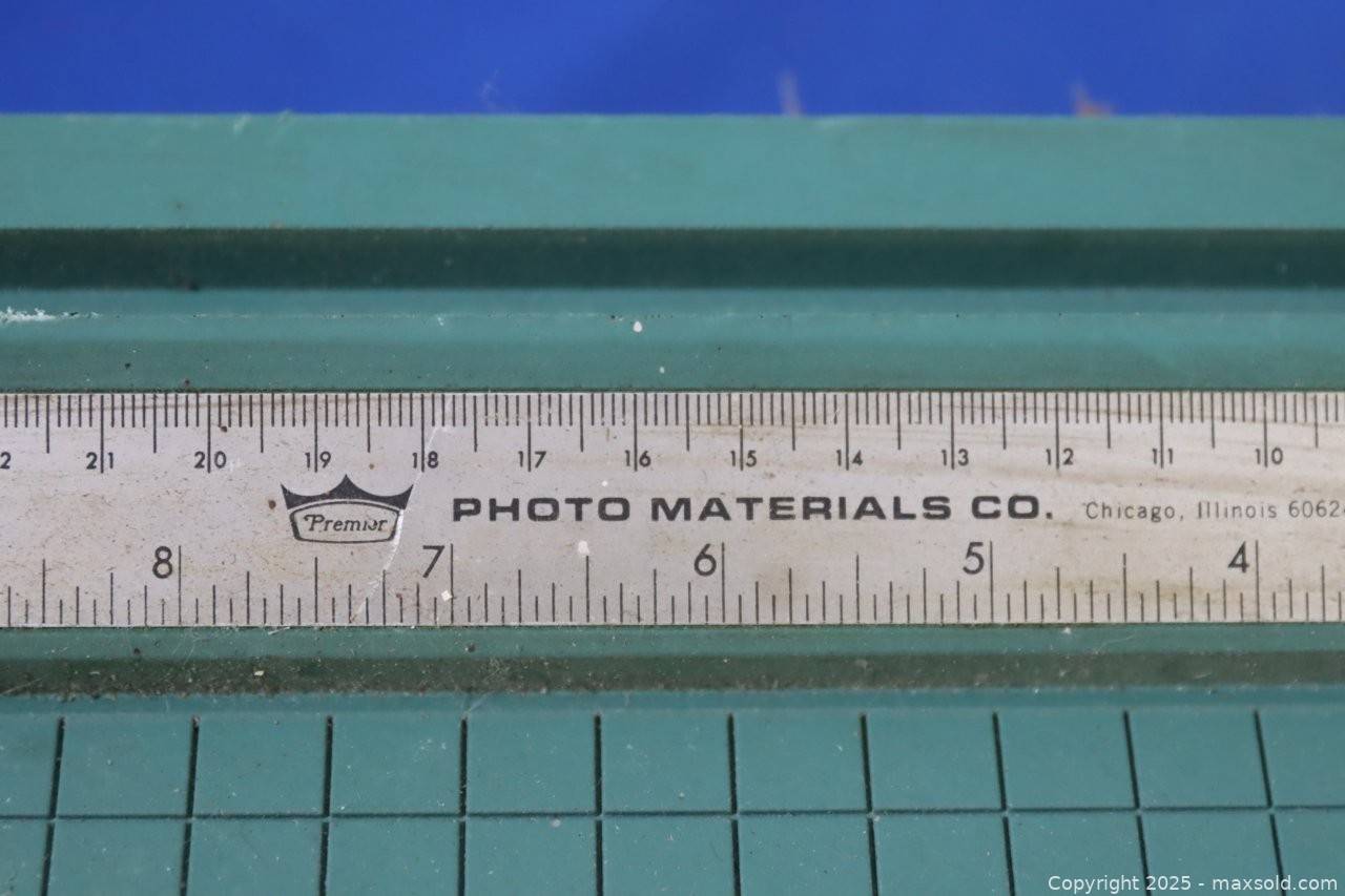 Premier tabletop guillotine paper cutter | Maxsold