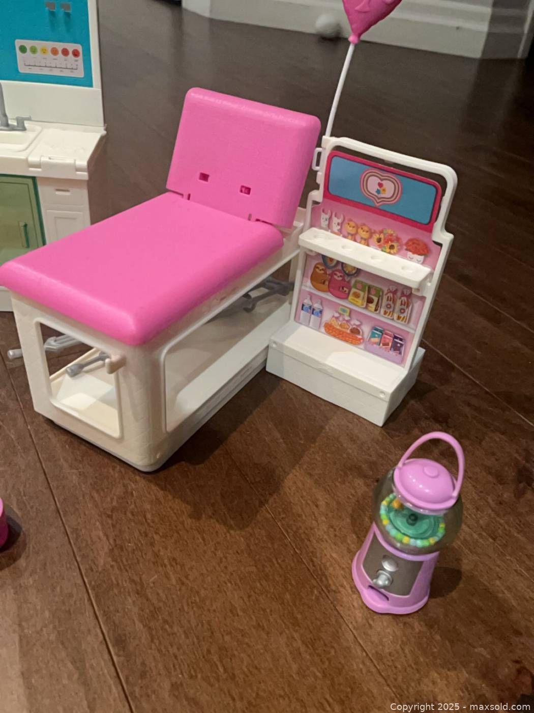 Barbie medical clinic, ice cream parlour and furniture pieces | Maxsold