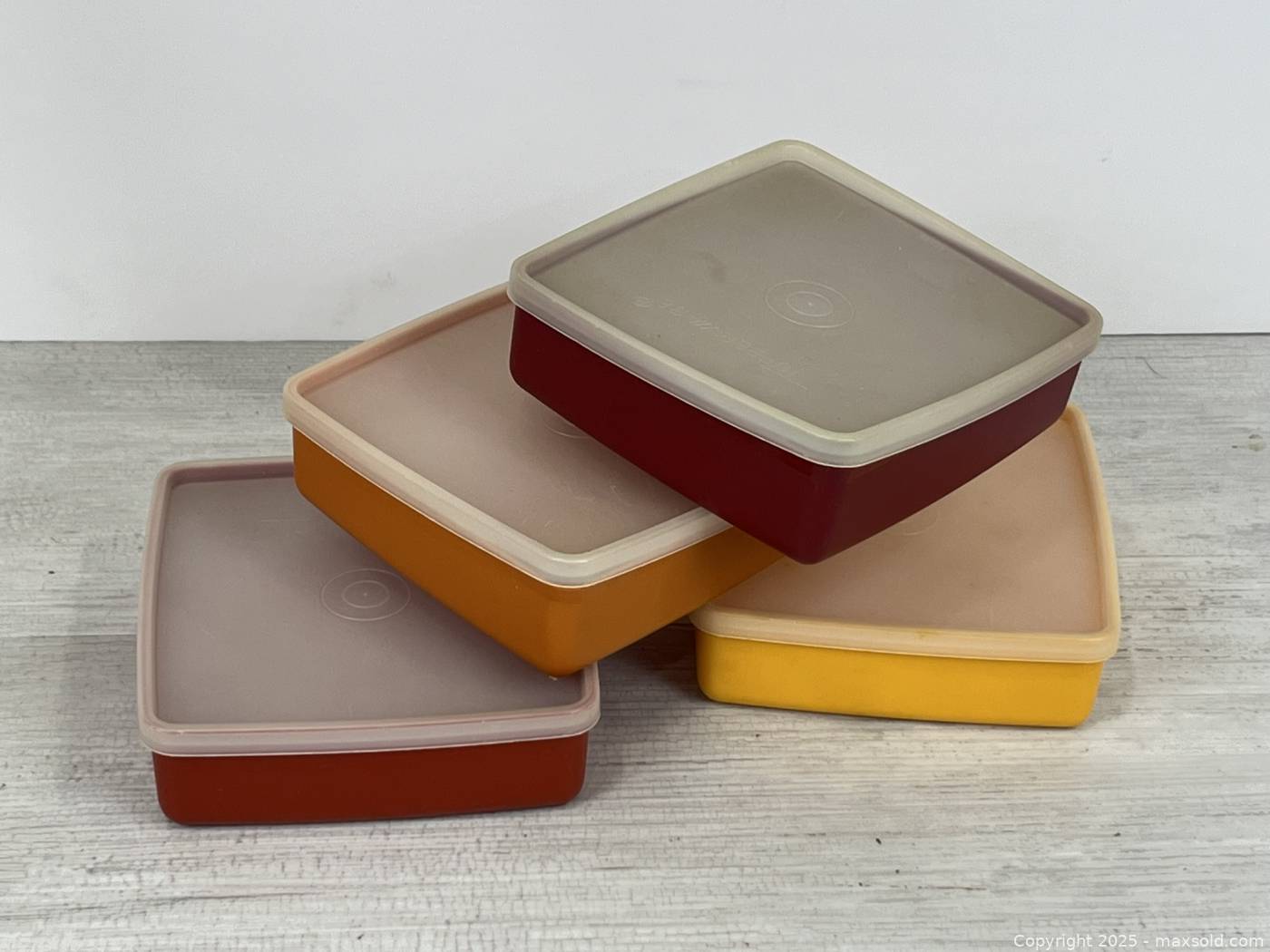 Four vintage Tupperware sandwich containers | Maxsold