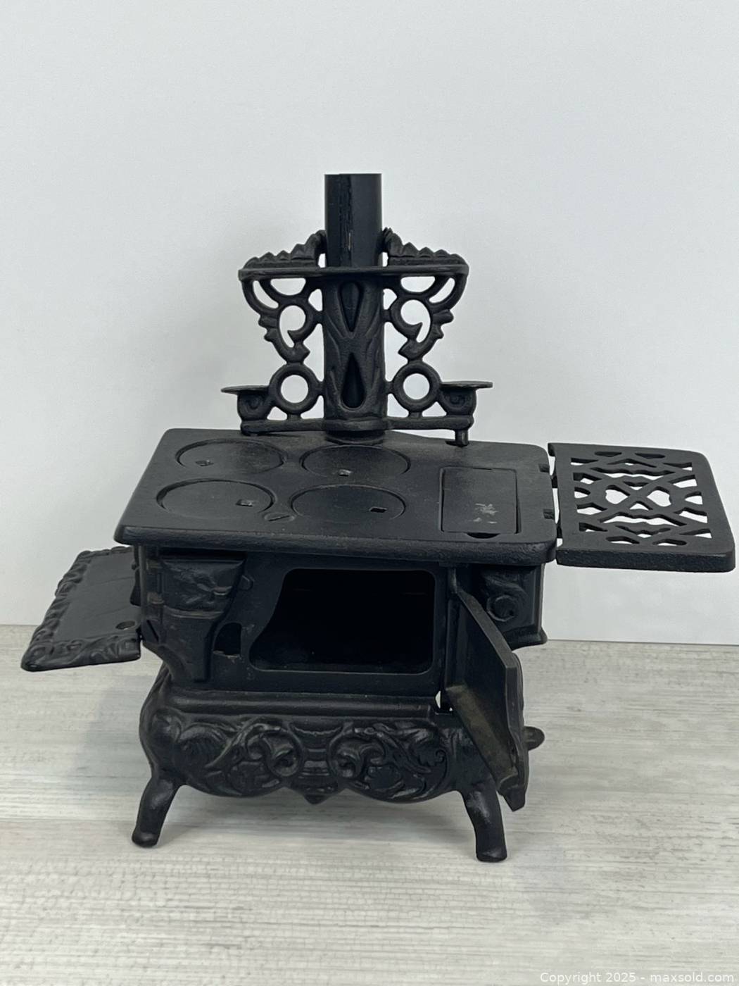 Crescent miniature cast iron toy stove | Maxsold
