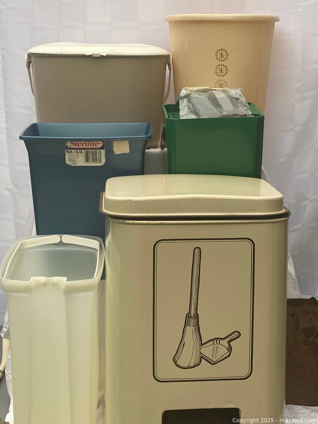Assorted garbage pails and bins | Maxsold