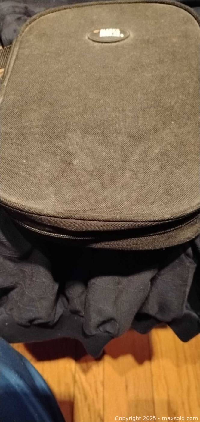 Black & Decker BullsEye laser level stud finder | Maxsold