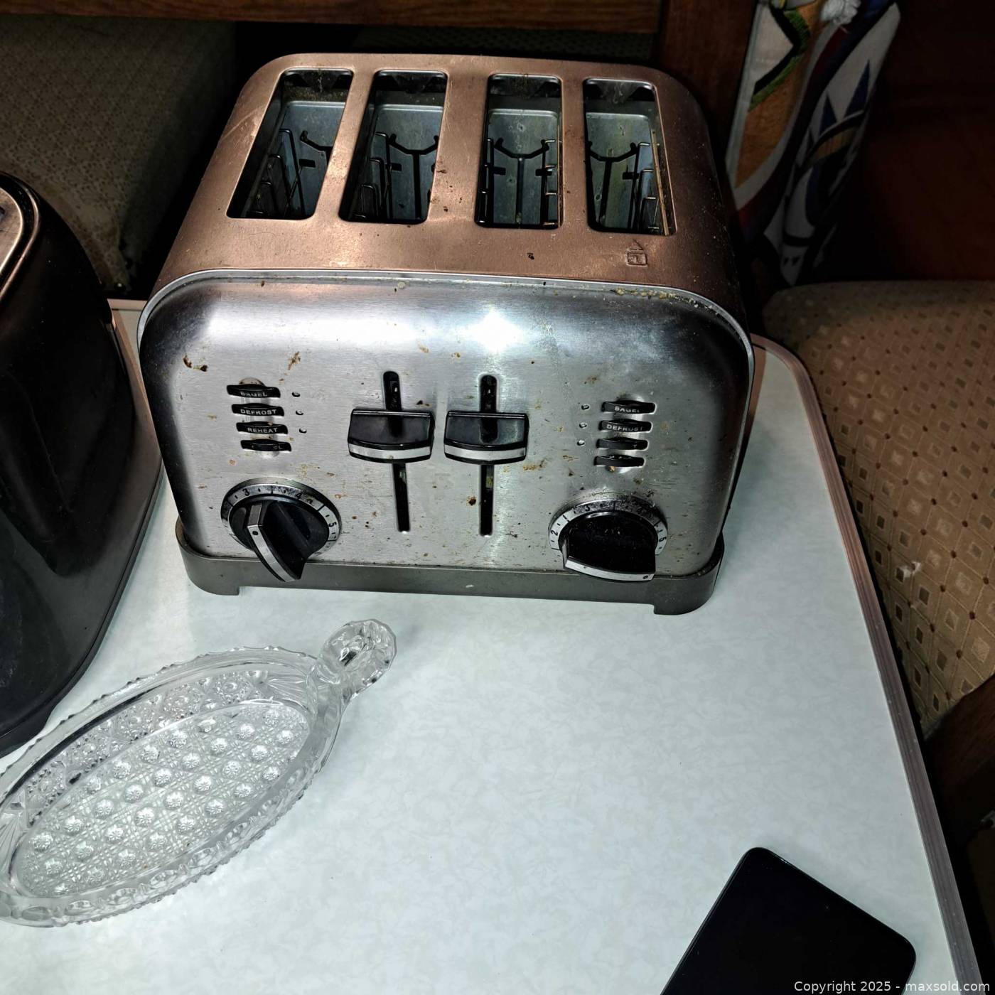Kitchen appliances, serveware and utensils assortment | Maxsold