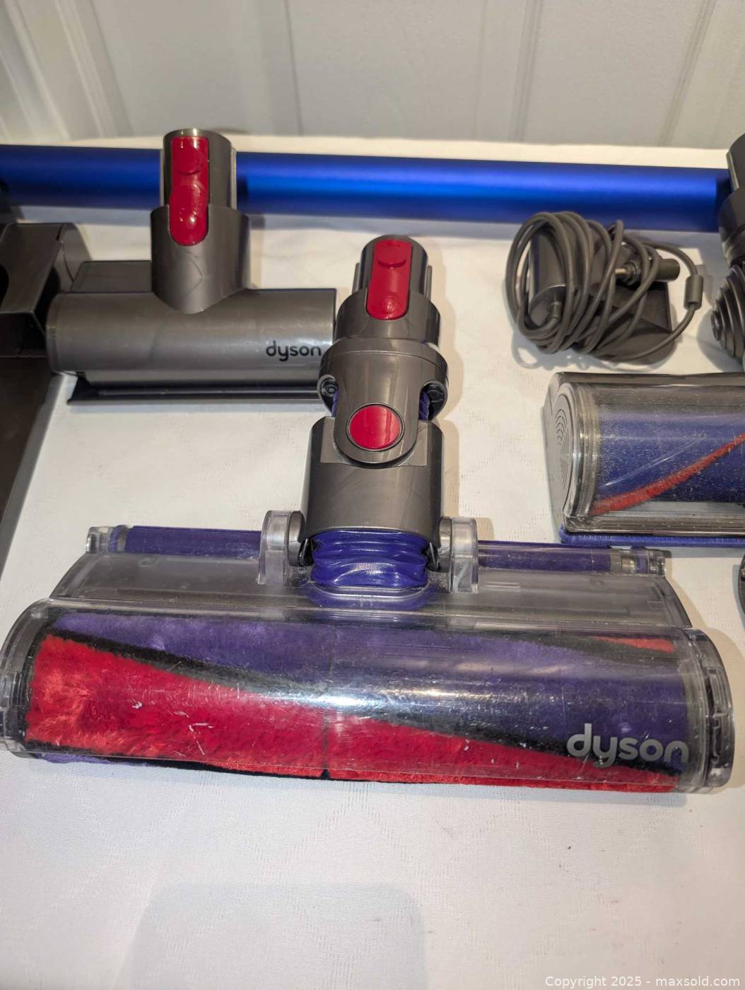 Dyson V7 cordless vacuum accessory set, 8-piece | Maxsold