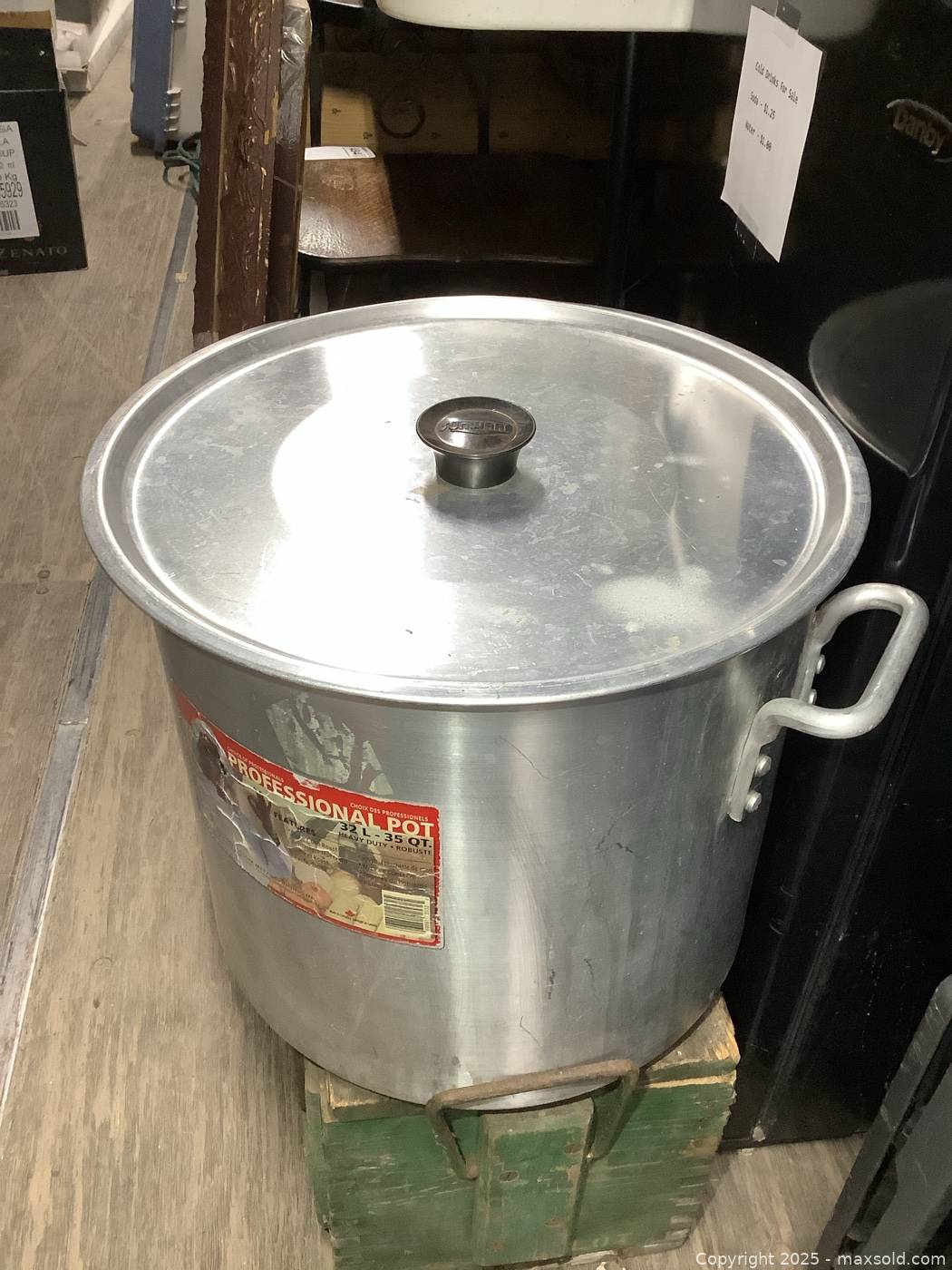 Large enamel canning pot and 32 L aluminum stock pot | Maxsold