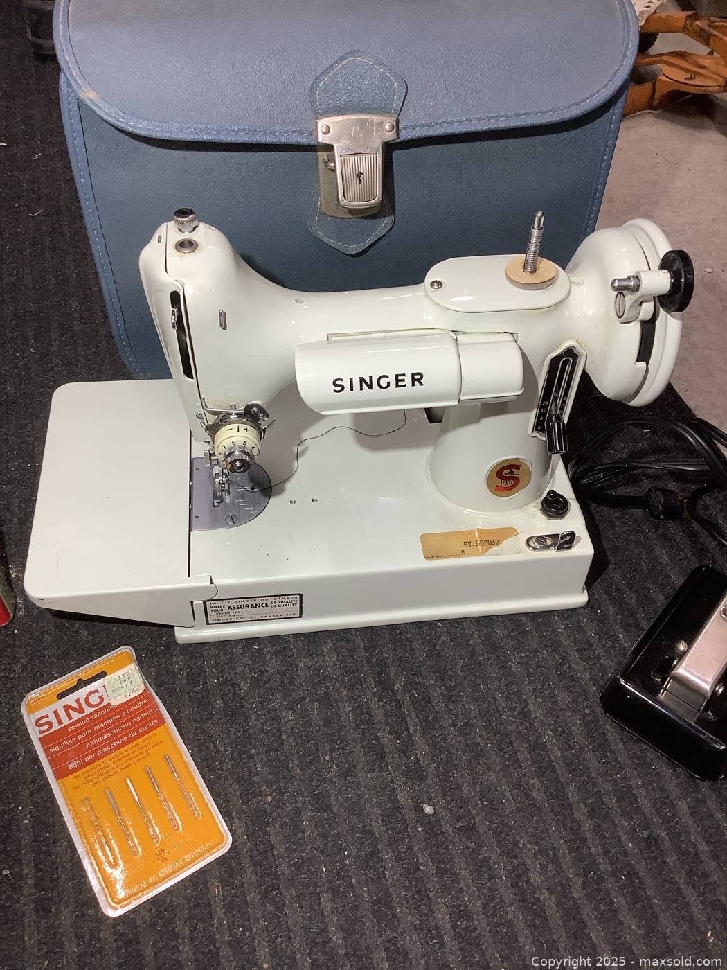 White Singer 221K Sewing Machine With Case | Maxsold