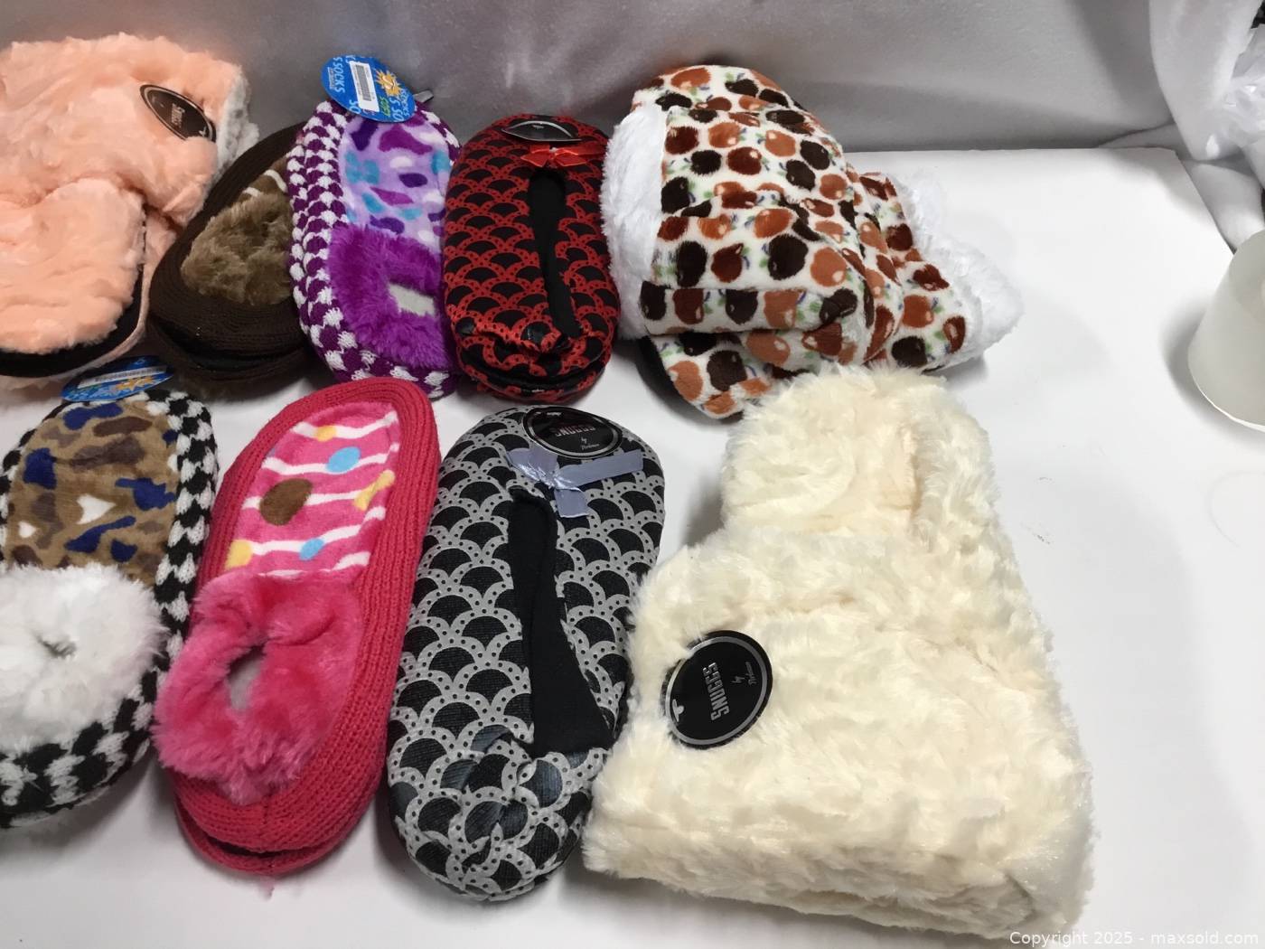 10 pairs assorted slippers size 36-41 | Maxsold