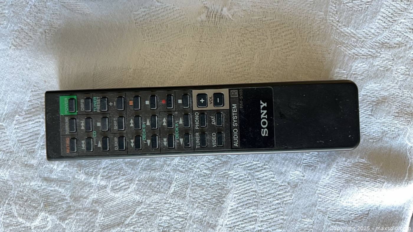 Sony STR-AV320 receiver with remote | Maxsold