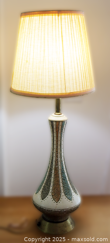 Vintage Quartite Creative Corp. genie bottle table lamp | Maxsold