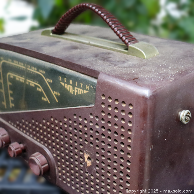 Zenith 7H922 Bakelite AM-FM tube radio 1950 | Maxsold