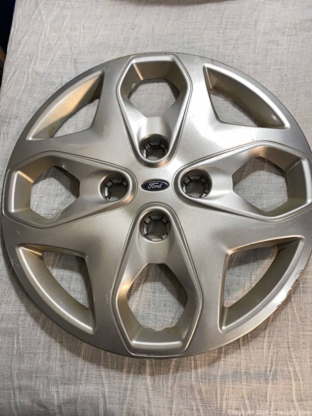 Ford 16-inch silver plastic hubcaps, 4-lug, set of 4 | Maxsold