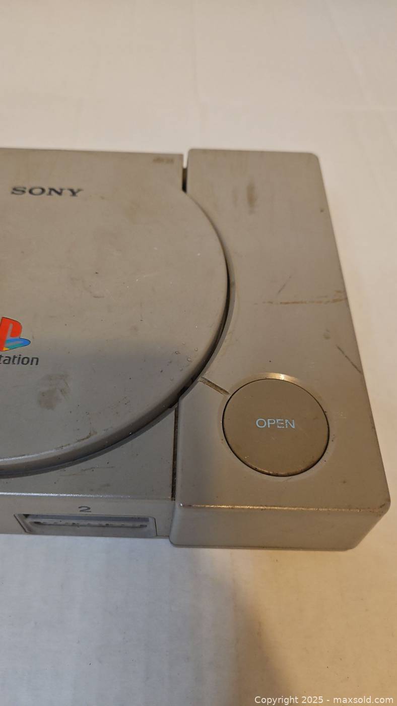 Sony PlayStation PS1 console with controller | Maxsold