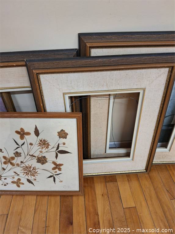 Assorted picture frames and floral art | Maxsold