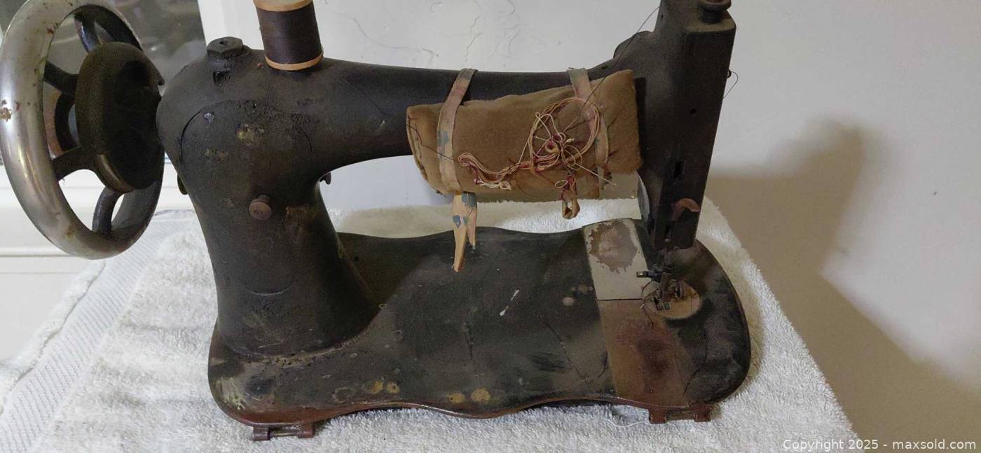 Antique Singer fiddle sewing machine | Maxsold