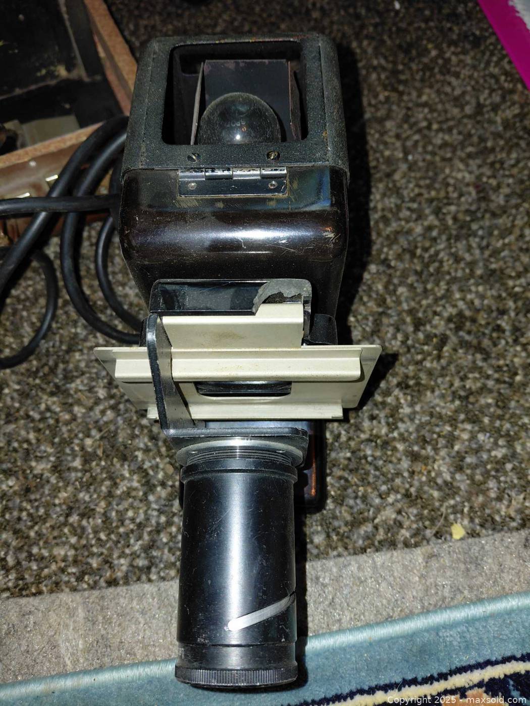 Leitz Prado 35mm slide projector with case | Maxsold